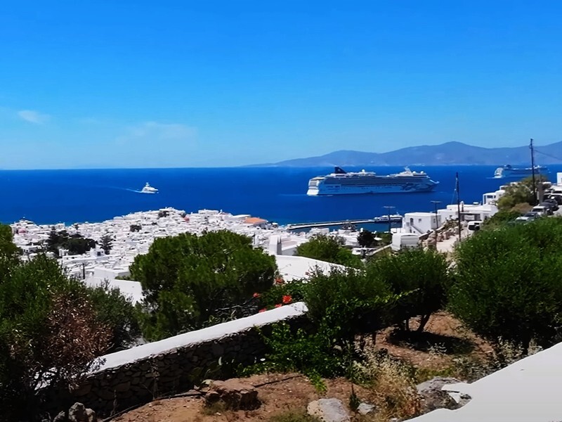 Discover the Best Eateries and Street Food in Mykonos Chora